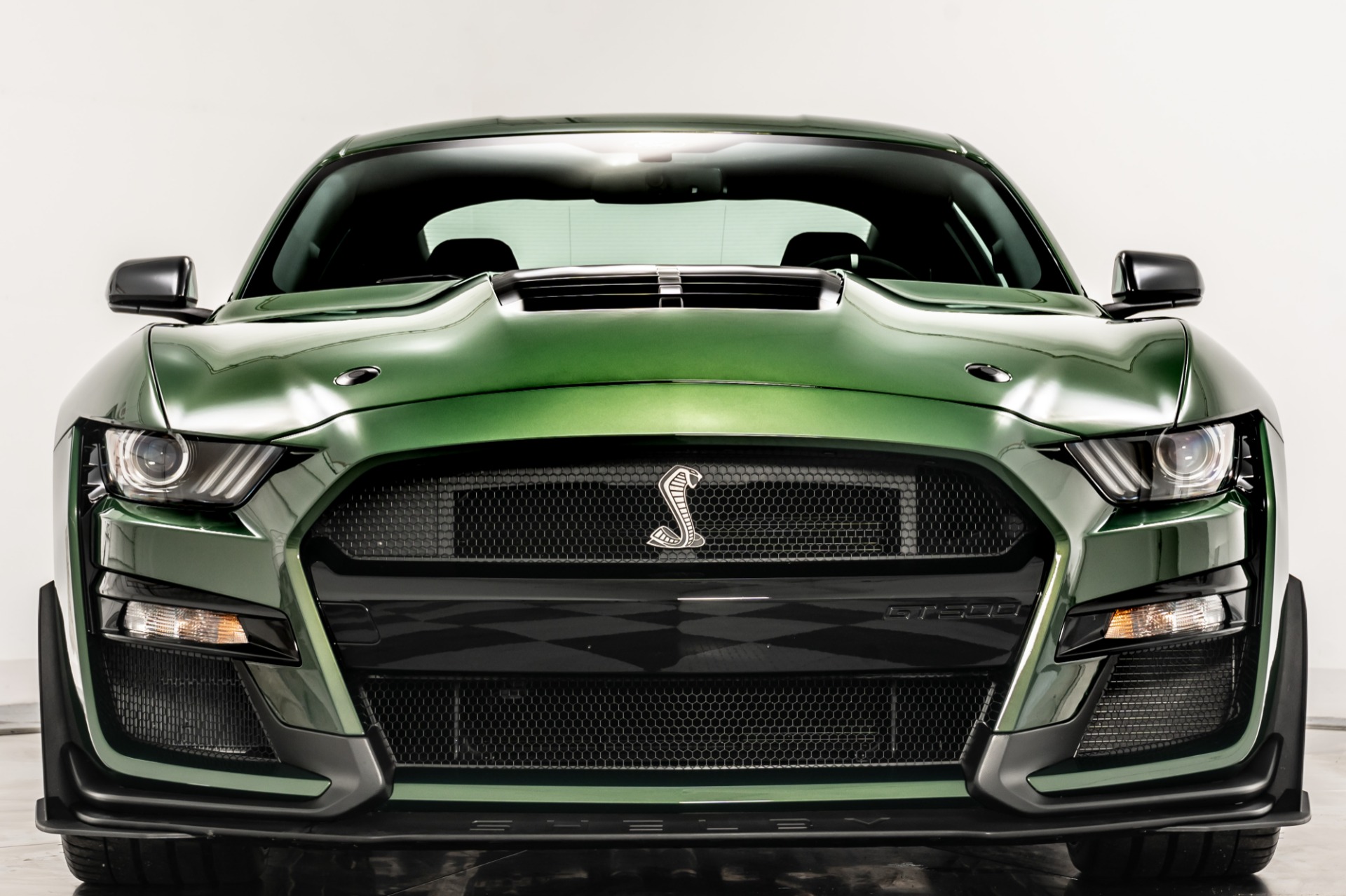 Scéalta Grinn Ford Mustang